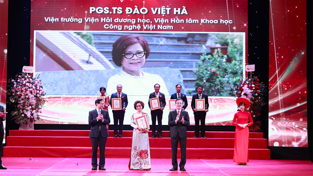 The Vietnam Glory awarded Sub-Commission Advisory Group member Dao Viet Ha. - IOC Sub-Commission ...